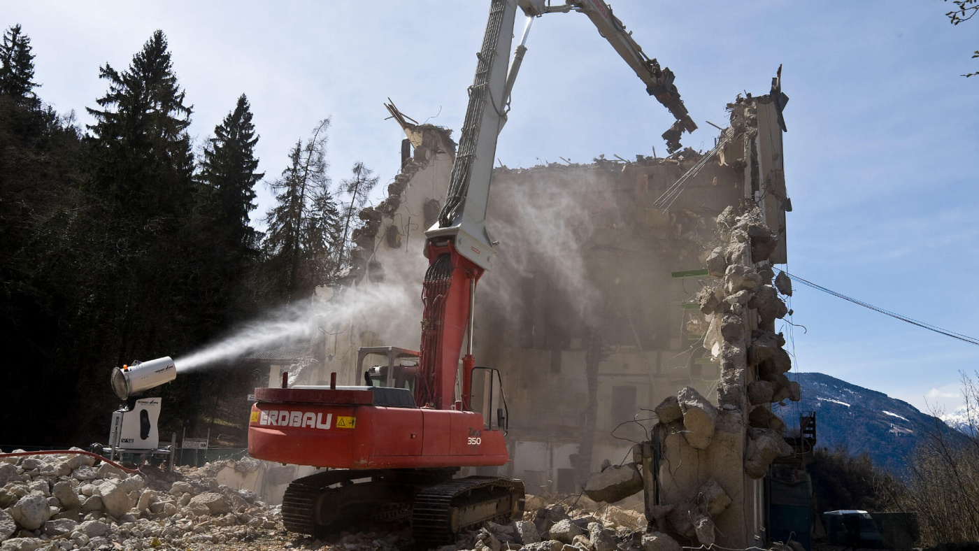 demolition dust control with water mist and turbine