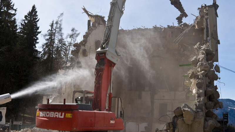demolition dust control with water mist and turbine