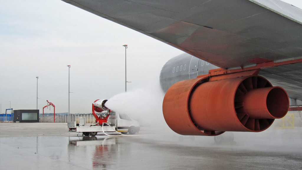 Fire fighting system for aircraft hangar - water mist