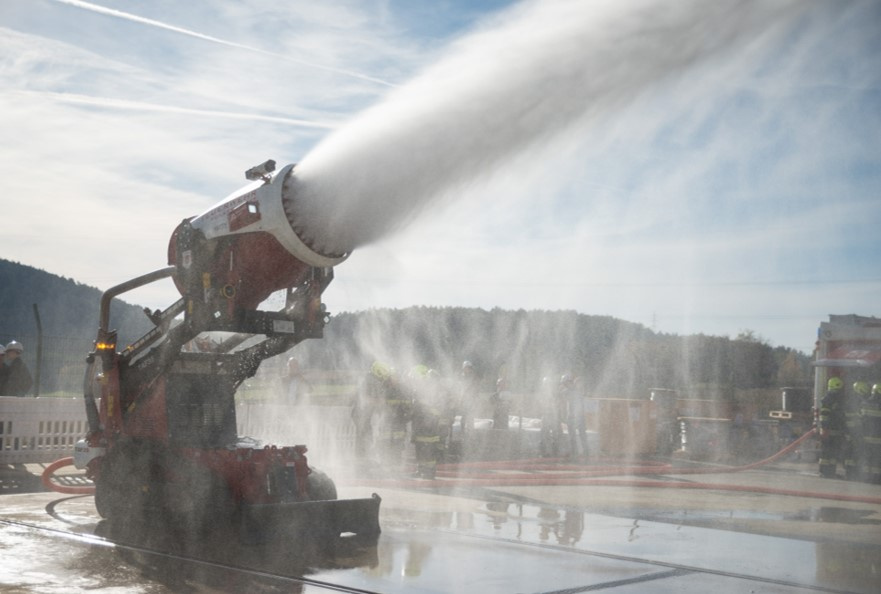 Firefighting robot TAF35 – Firefighting with water mist