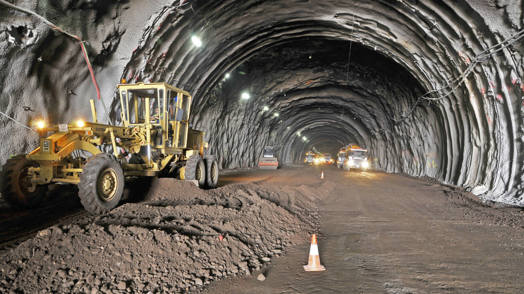 Tunnel construction and underground mining dust control