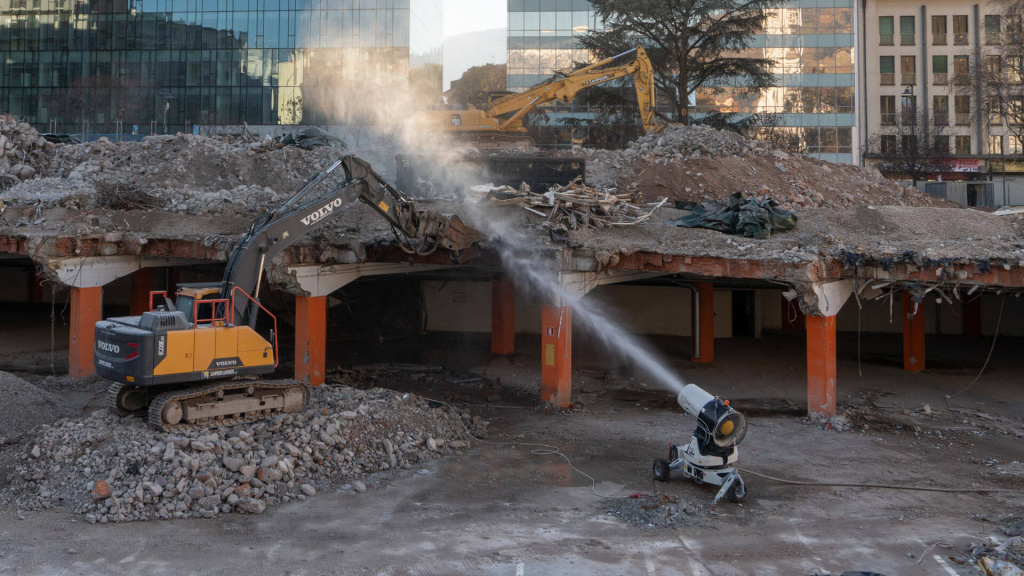 Demolition dust control with water mist and turbine